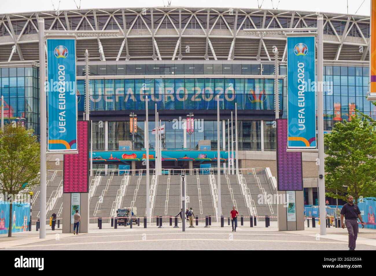 Wembley stadium euro 2021 arch hi-res stock photography and images - Alamy