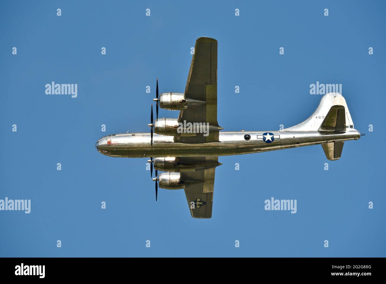 Ww2 aeroplanes in sky hi-res stock photography and images - Alamy