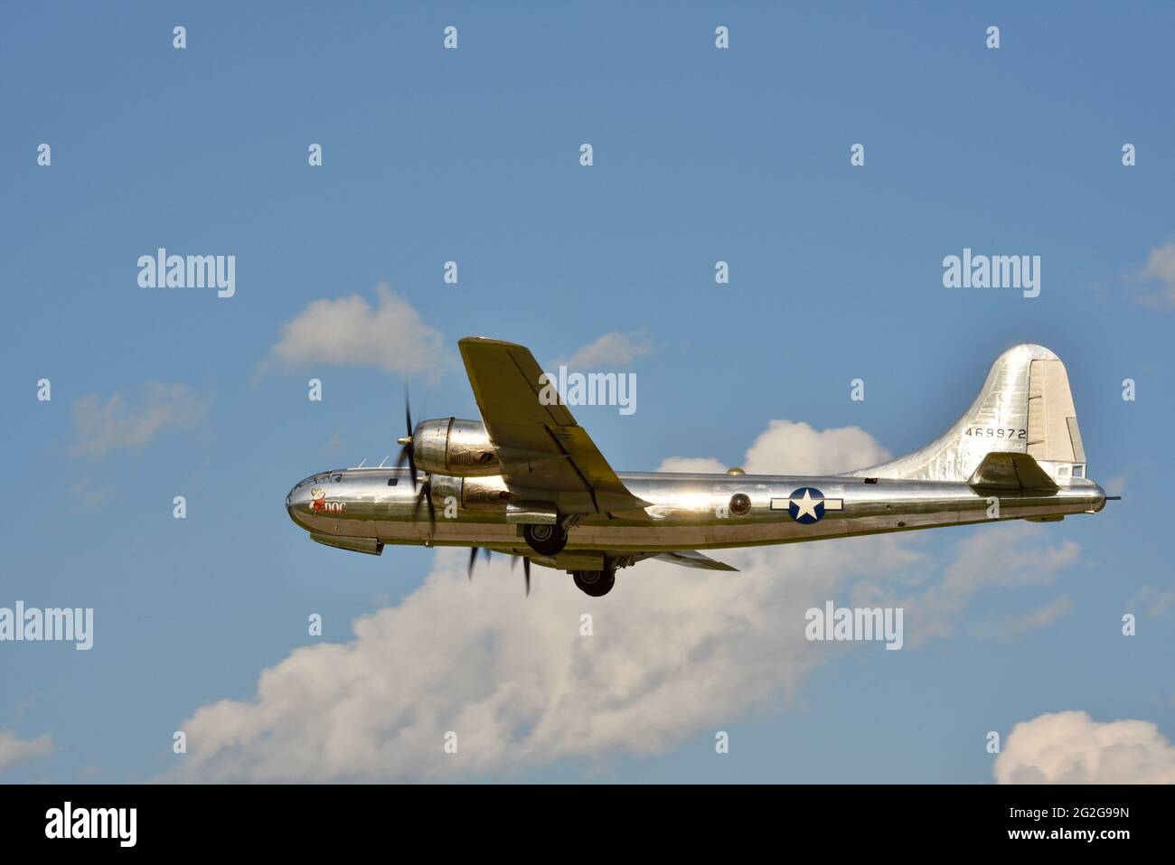 Ww2 aeroplanes in sky hi-res stock photography and images - Alamy