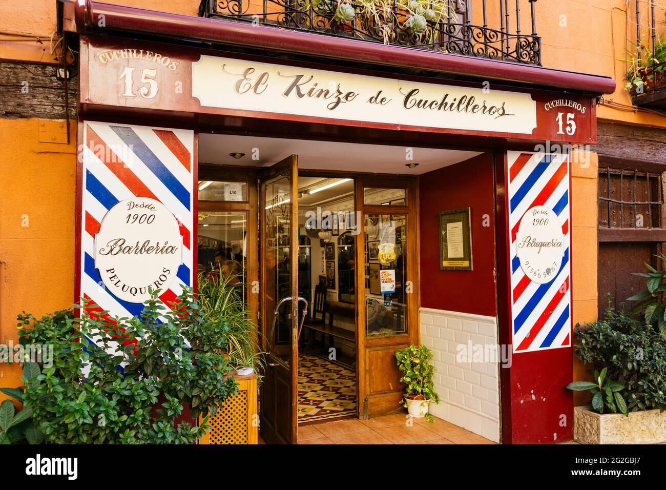 Shop front madrid spain hi-res stock photography and images - Alamy