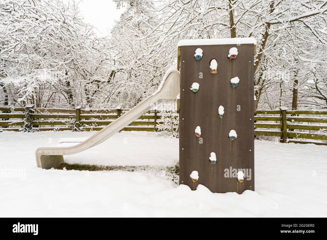 Covered garden swing hi-res stock photography and images - Alamy
