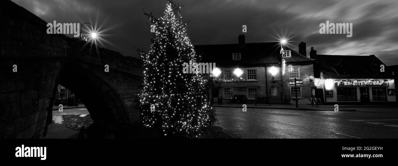 Christmas lights and tree, Trinity Bridge, a 14th Century three-way ...