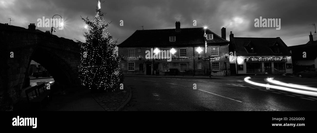 Christmas lights and tree, Trinity Bridge, a 14th Century three-way ...