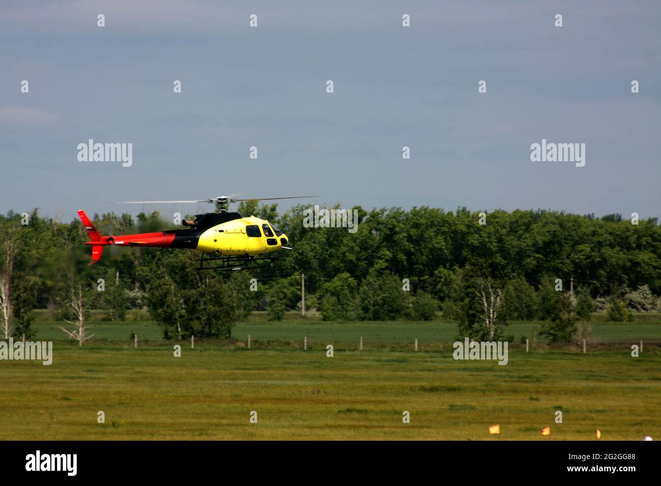 Helicopter over trees hi-res stock photography and images - Alamy