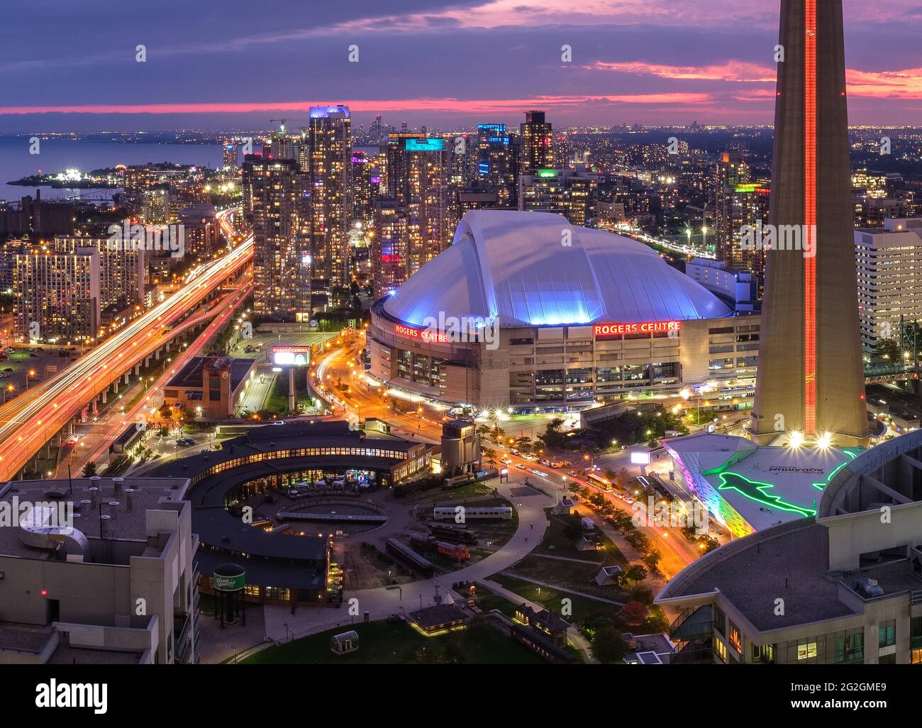 Rogers centre cn tower ripley's hi-res stock photography and images - Alamy