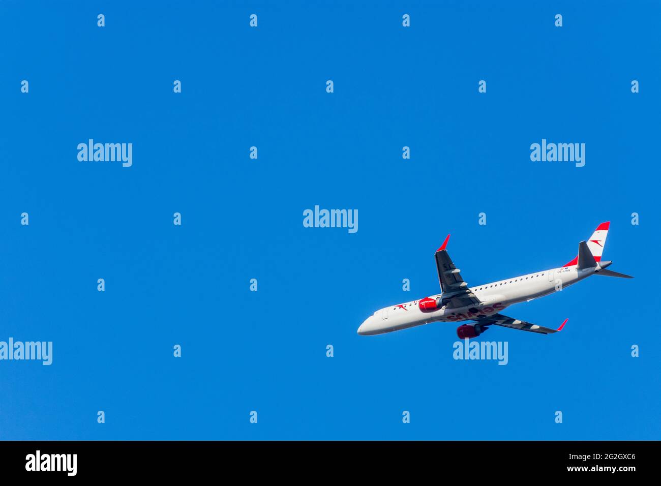 Embraer 195 in hi-res stock photography and images - Alamy