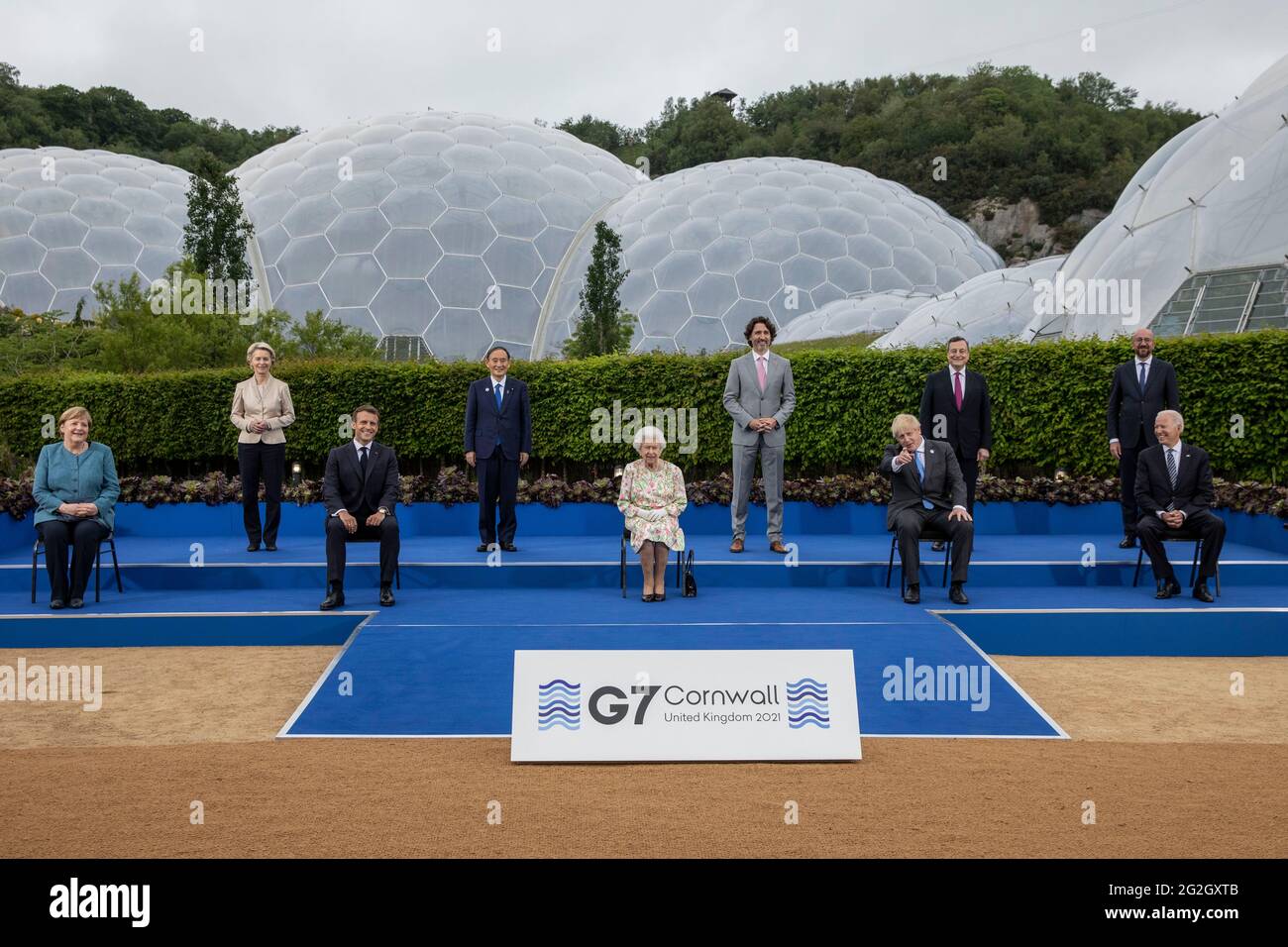Queen Elizabeth II poses with G7 leaders (left to right back row ...