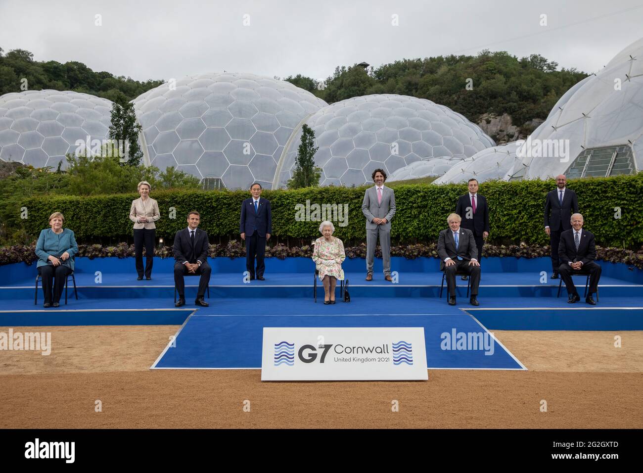 Queen Elizabeth II poses with G7 leaders (left to right back row ...