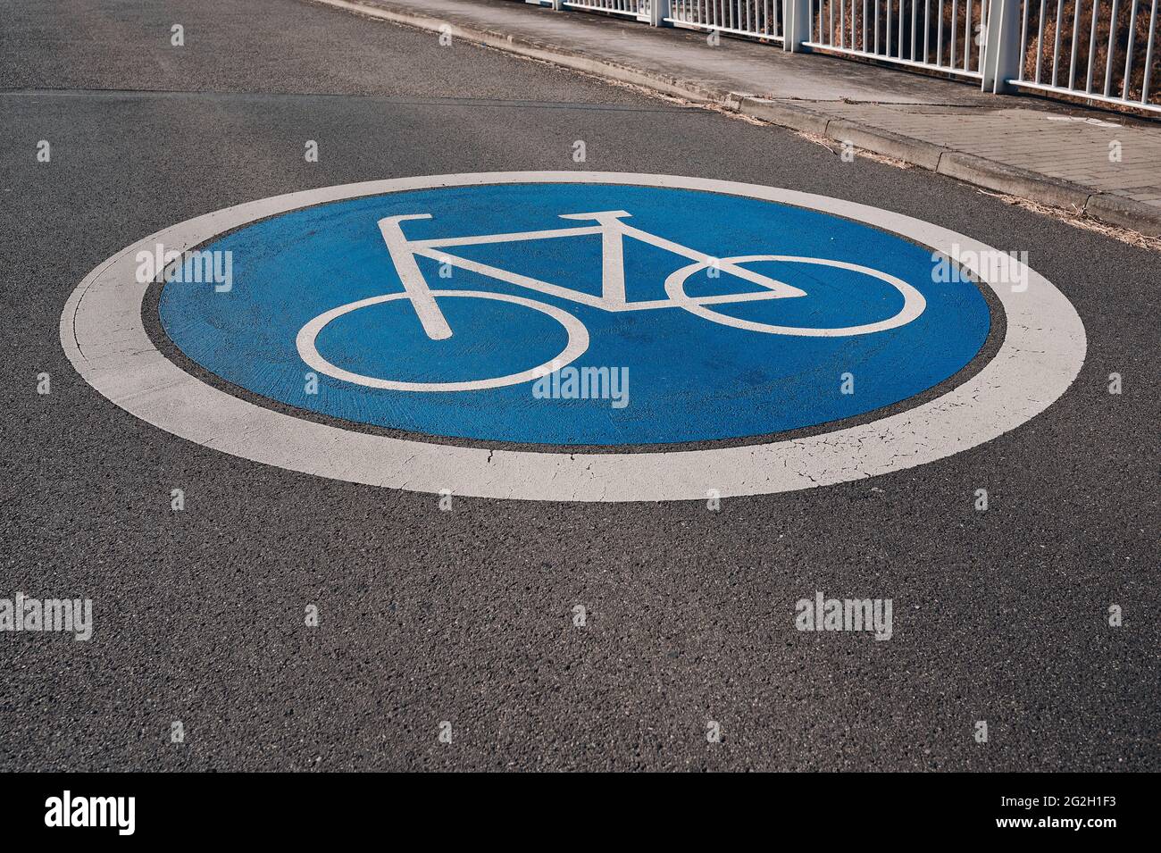 Green bike path markings hi-res stock photography and images - Alamy