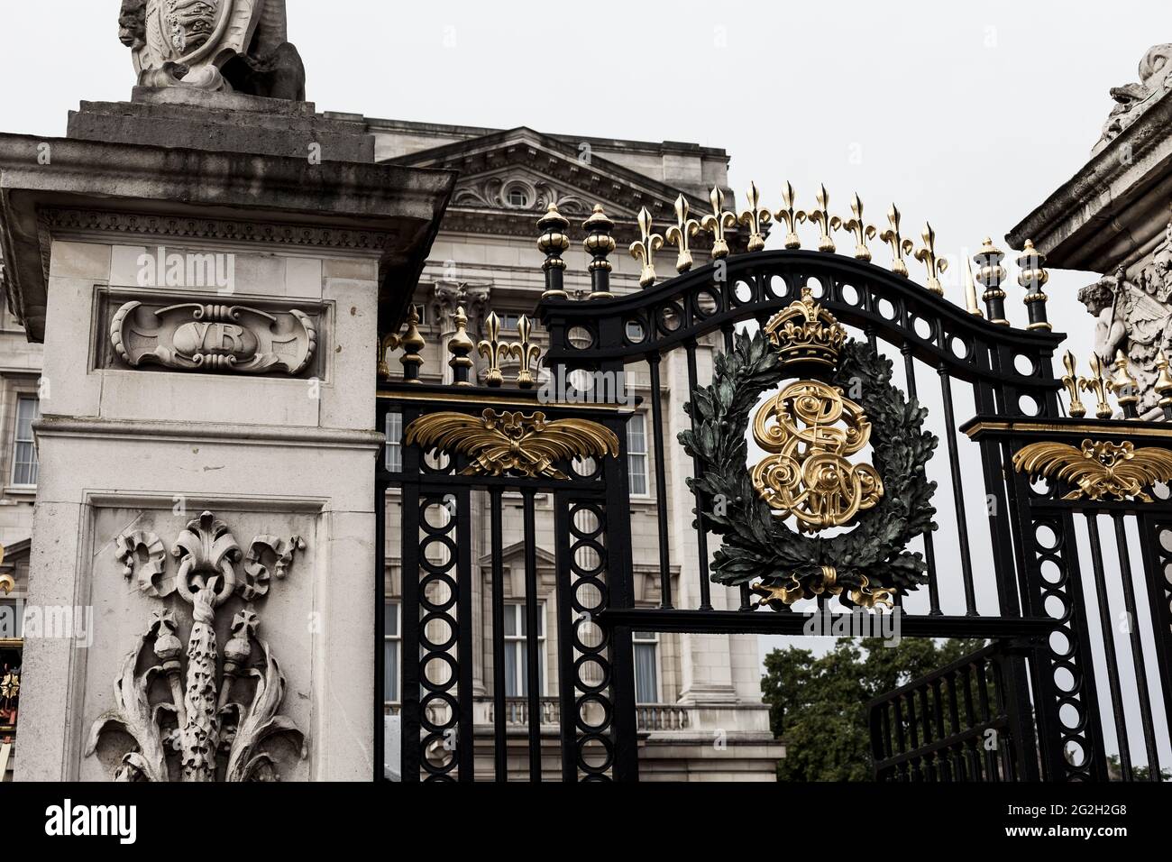 Buckingham palace exterior gates hi-res stock photography and images ...
