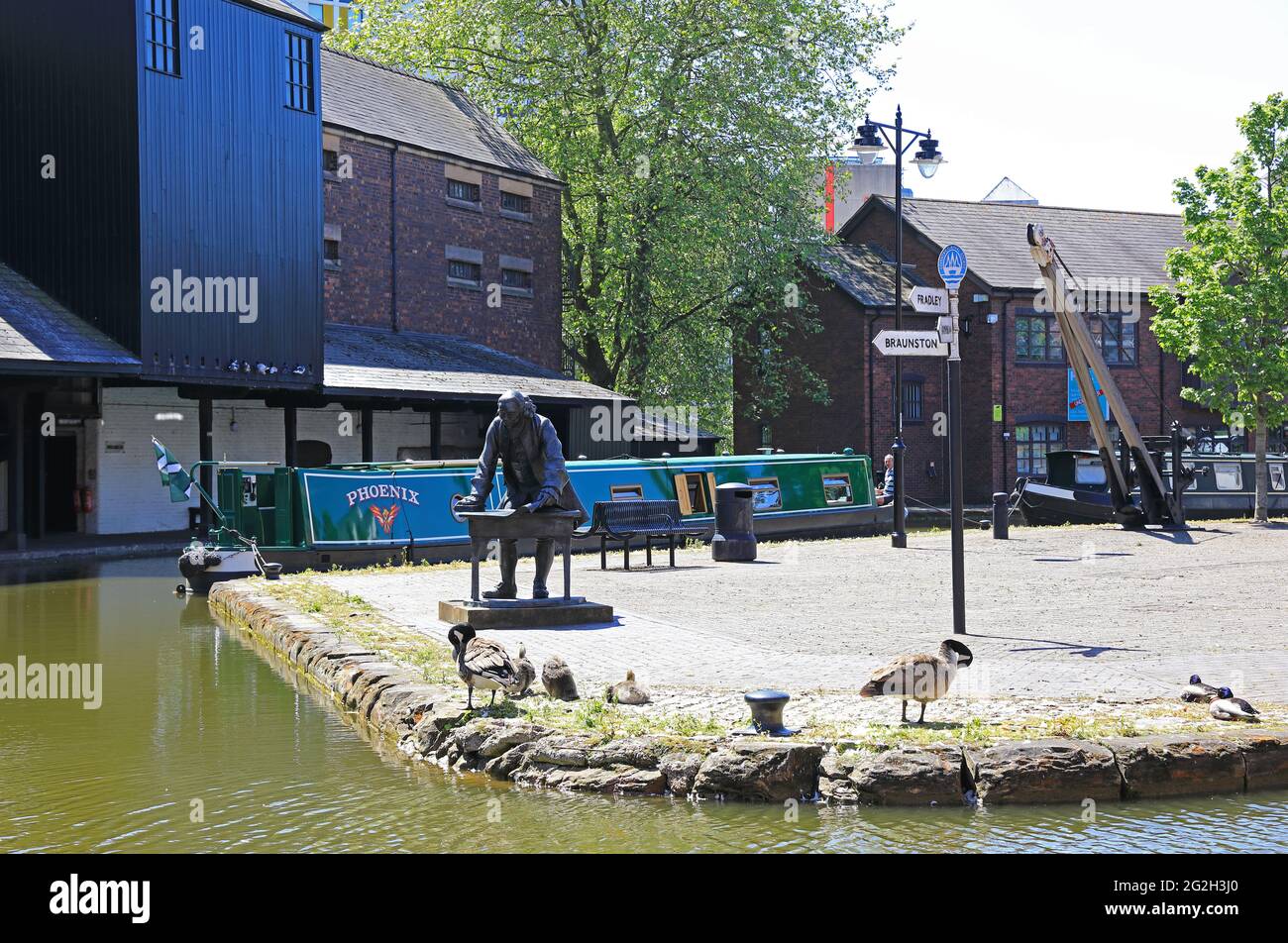 Statue of James Brindley, commissioned to build the Coventry Canal, in ...