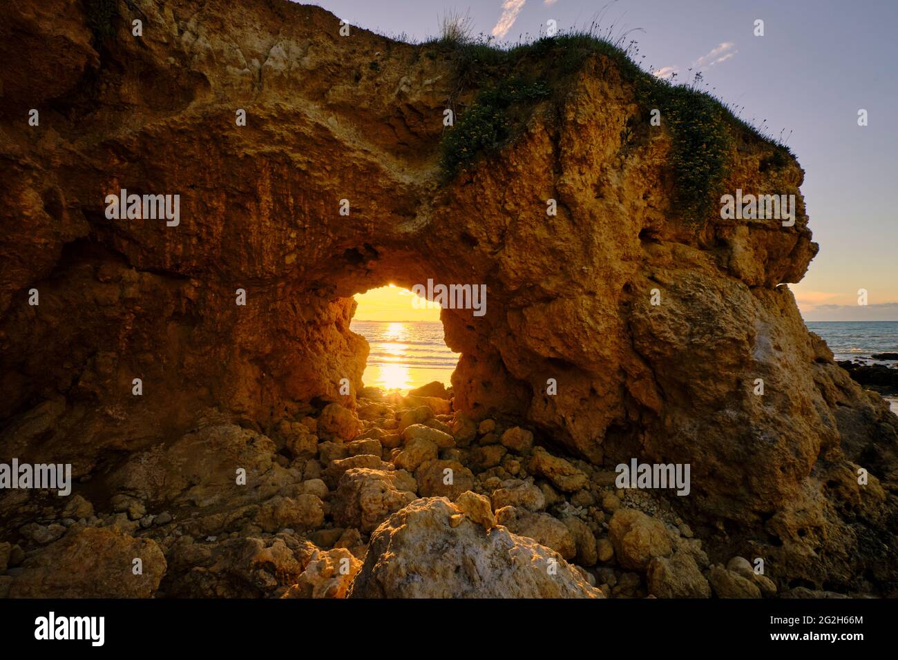 Portugal, Albufeira, rocky coast Stock Photo - Alamy