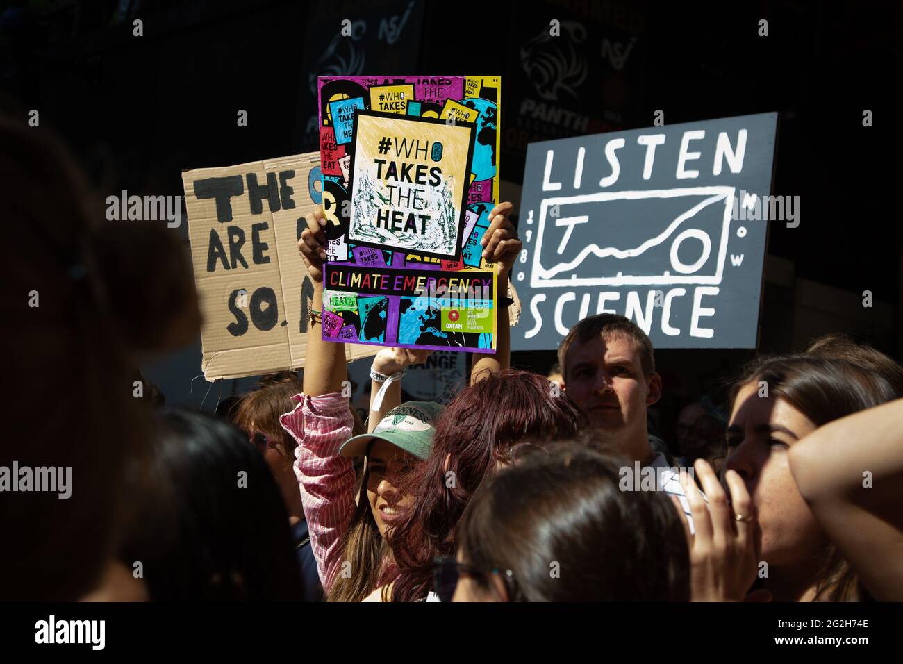 Protesters holding protest signs hi-res stock photography and images ...