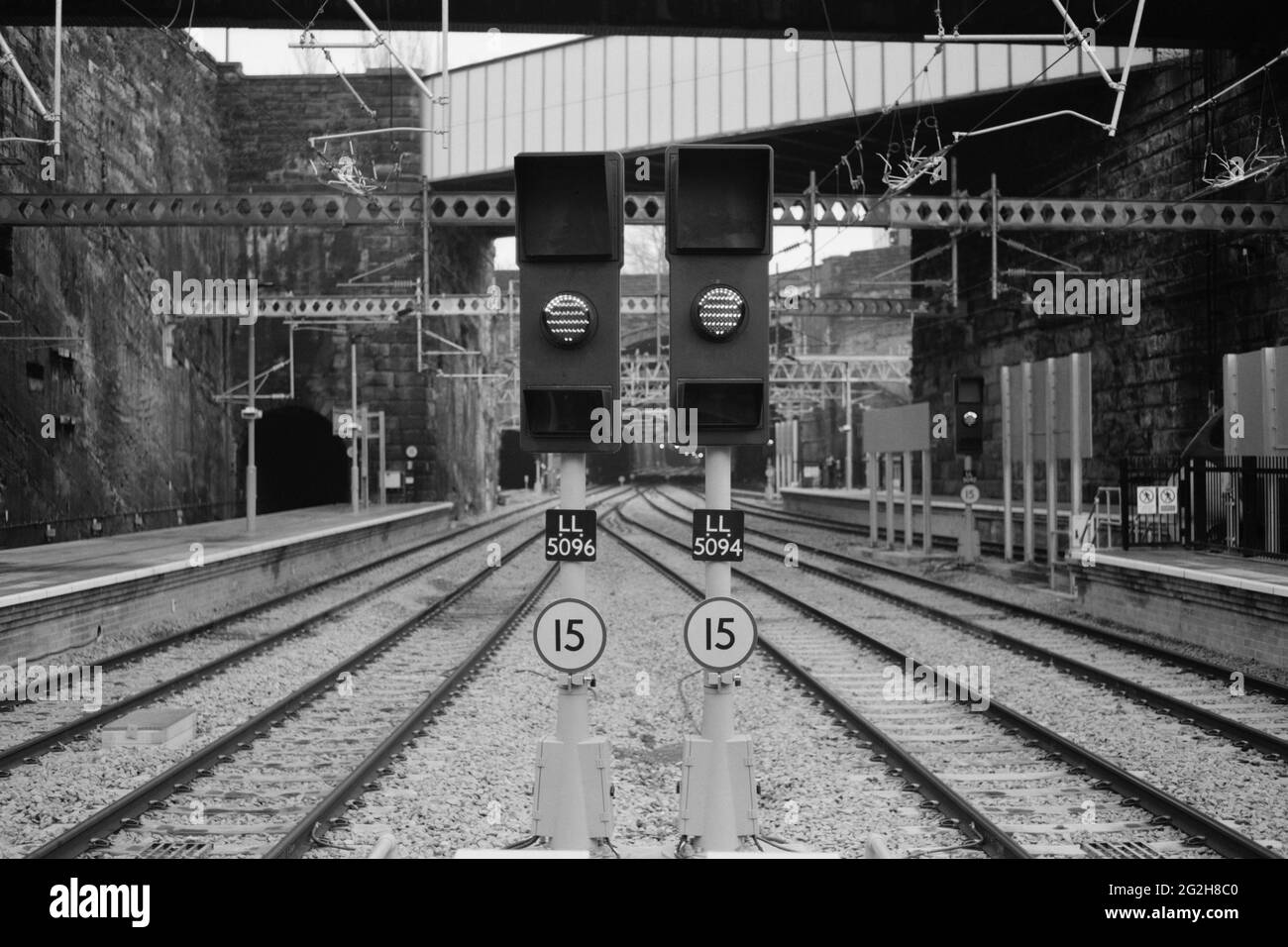 The signals at Liverpool Lime Street Station Stock Photo - Alamy