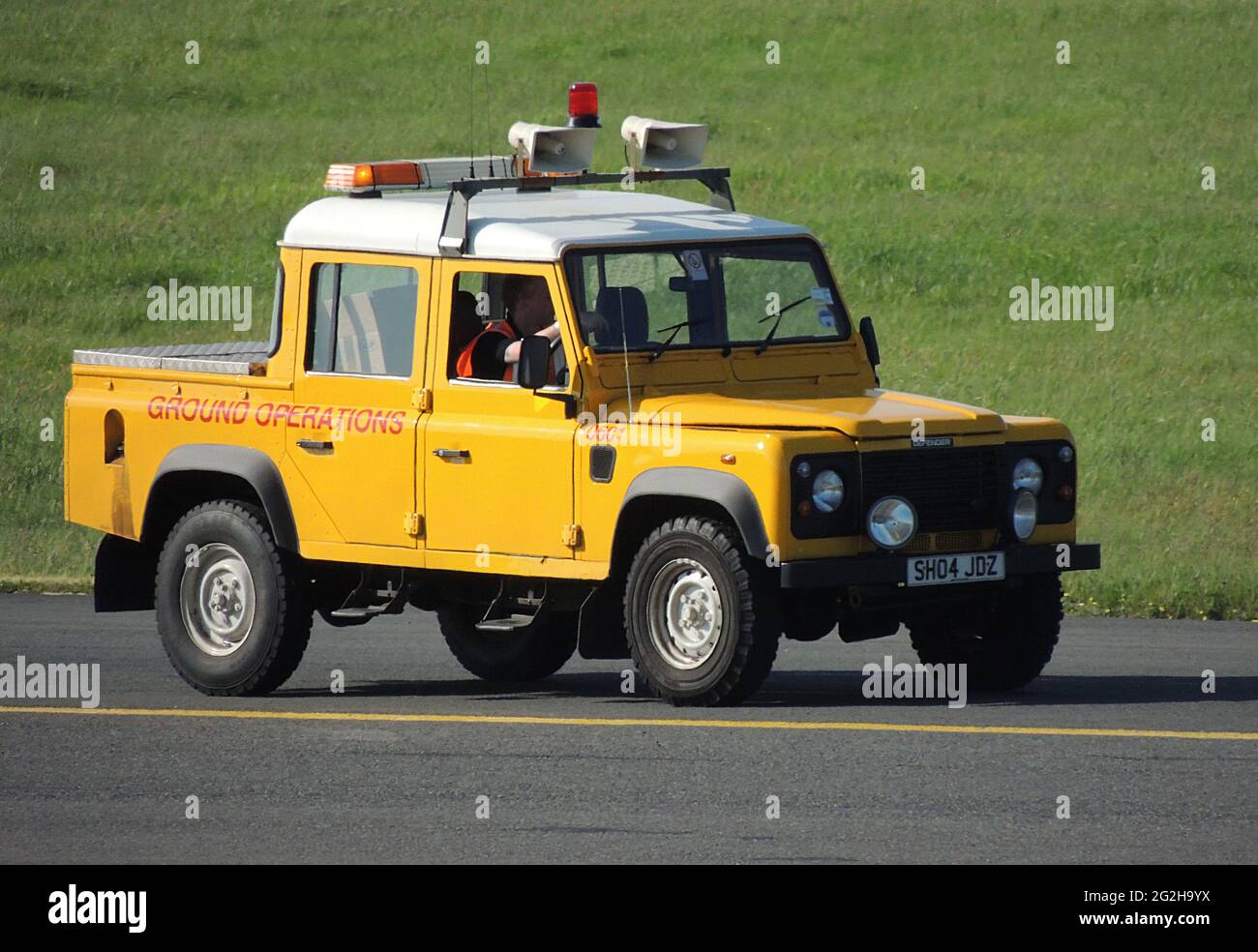 Prestwick airport ground operations hi-res stock photography and images ...