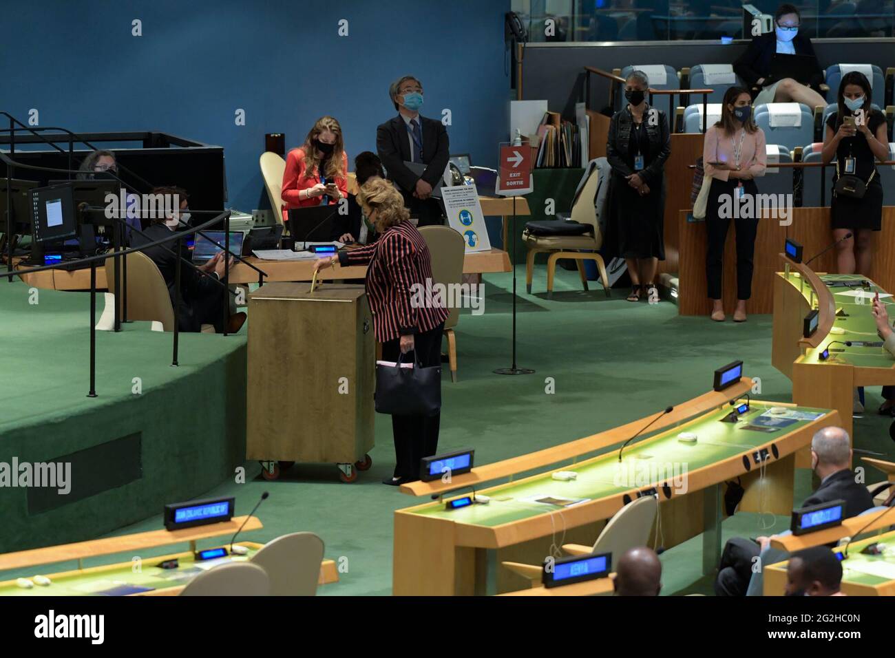 (210611) -- UNITED NATIONS, June 11, 2021 (Xinhua) -- A delegate (C ...