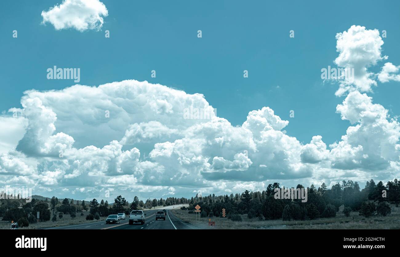 Highway usa horizon sky hi-res stock photography and images - Alamy