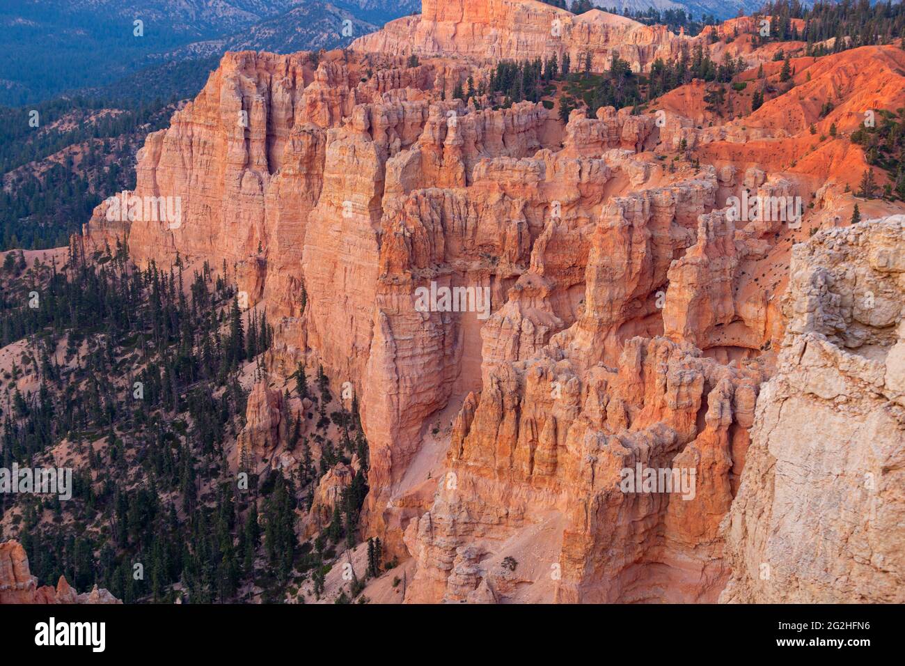 Rainbow Point - a National park peak with red & pink cliffs & rock ...