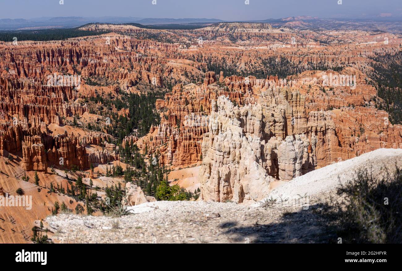 Bryce Point - a vista point overlooking the Bryce Canyon amphitheater ...