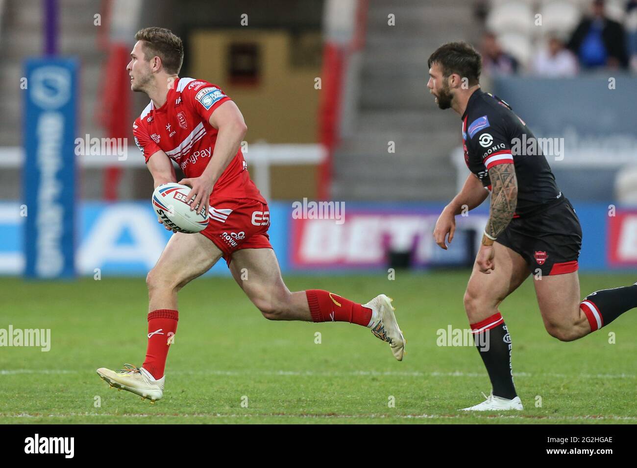 Matt Parcell (9) of Hull KR runs with the ball Stock Photo - Alamy
