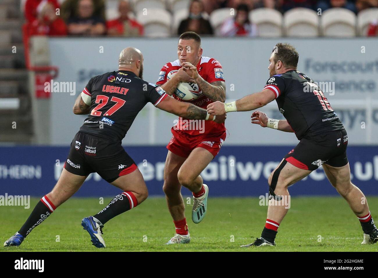 Shaun Kenny-Dowall (4) of Hull KR runs at Sam Luckley (27) and Ryan ...
