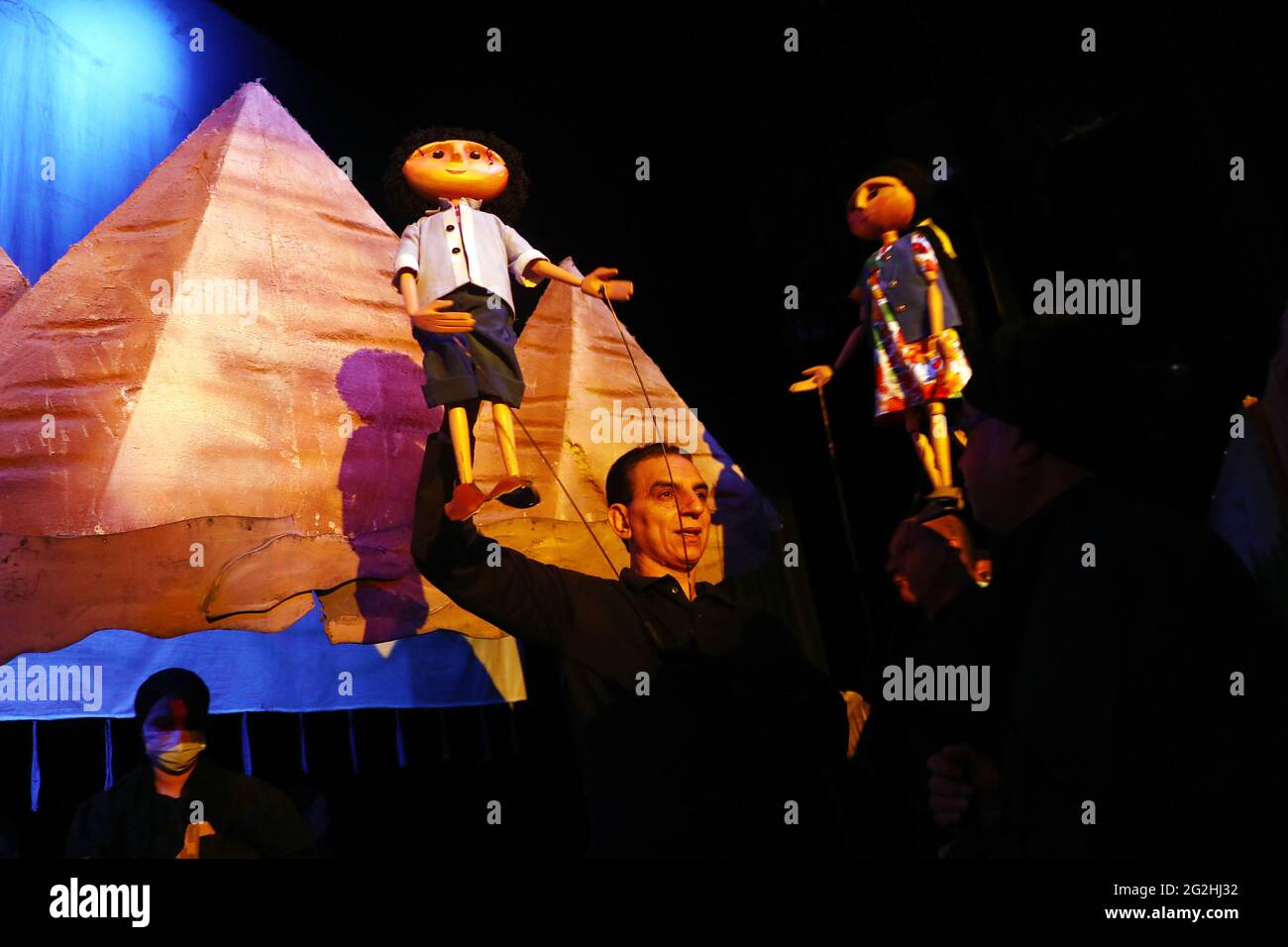 Cairo, Egypt. 5th June, 2021. An Egyptian artist performs during the ...