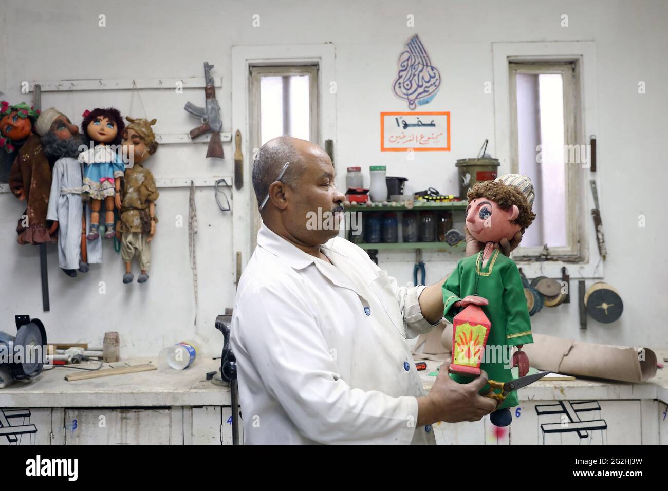 Cairo, Egypt. 5th June, 2021. An Egyptian artist creates a puppet for ...