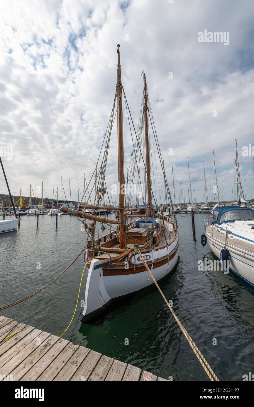Ship sailing on port hi-res stock photography and images - Alamy