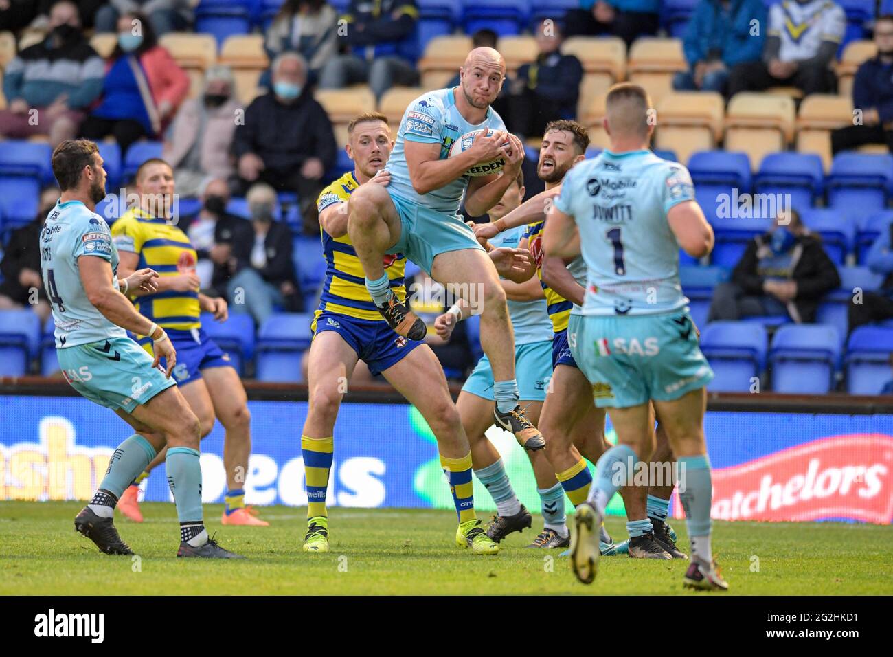 Lee Kershaw (27) of Wakefield Trinity catches the ball in the air while ...