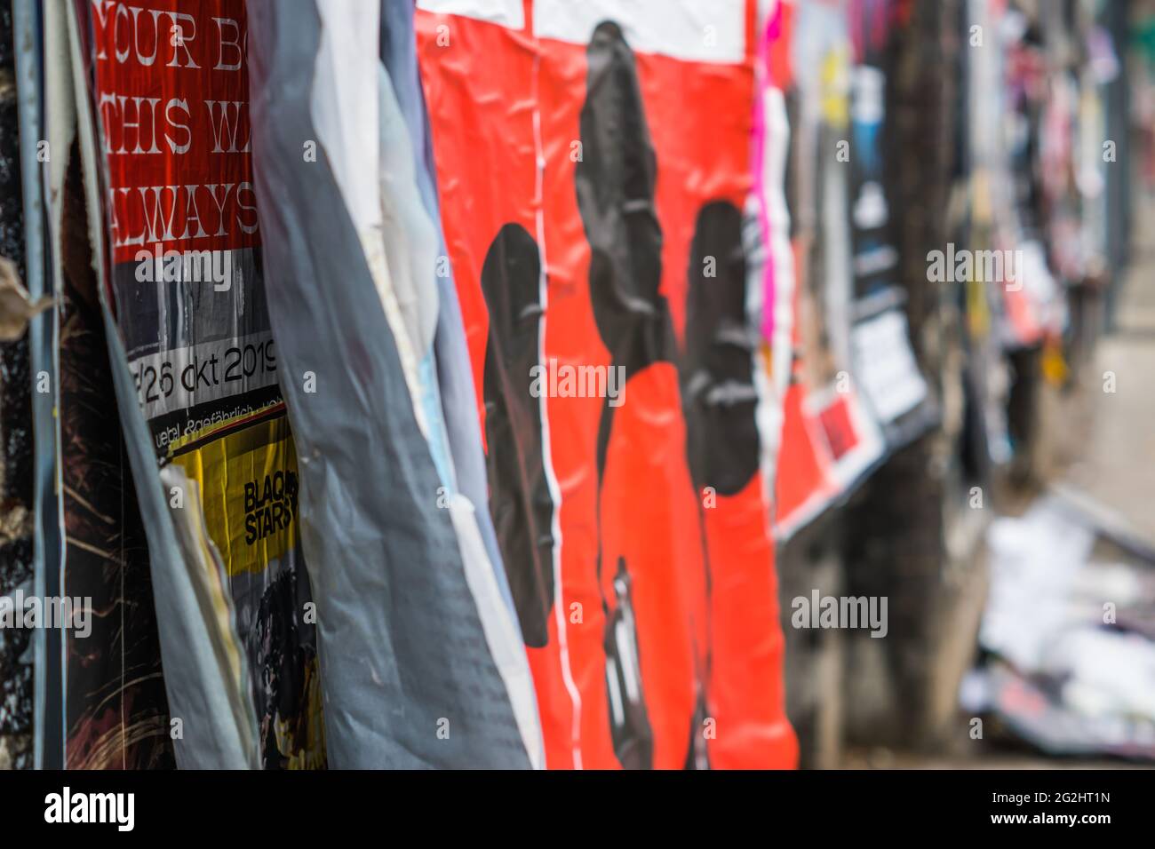 A flood of advertising posters in the Schanzenviertel of Hamburg ...