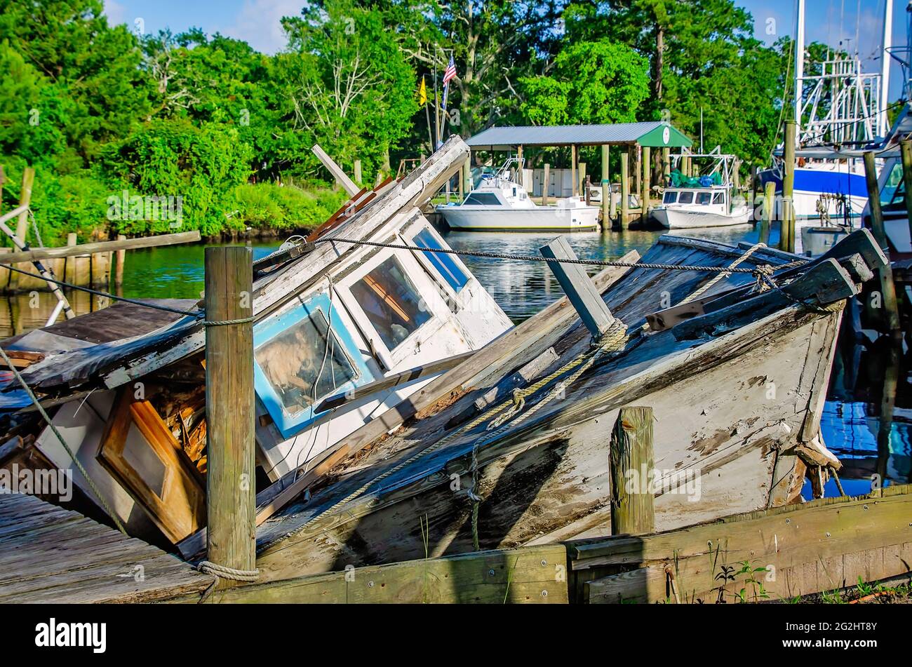 Sunken shrimp boats hi-res stock photography and images - Alamy