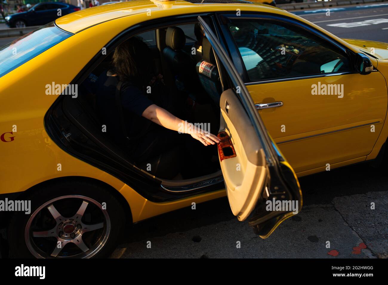 Closing door car hi-res stock photography and images - Alamy
