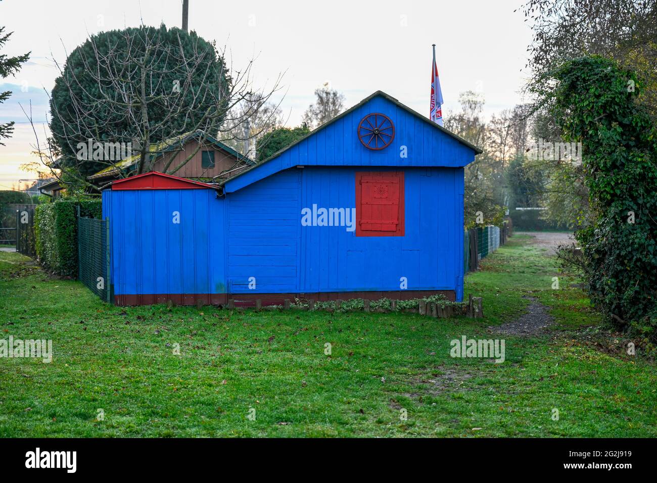 Blue garden hut hi-res stock photography and images - Alamy