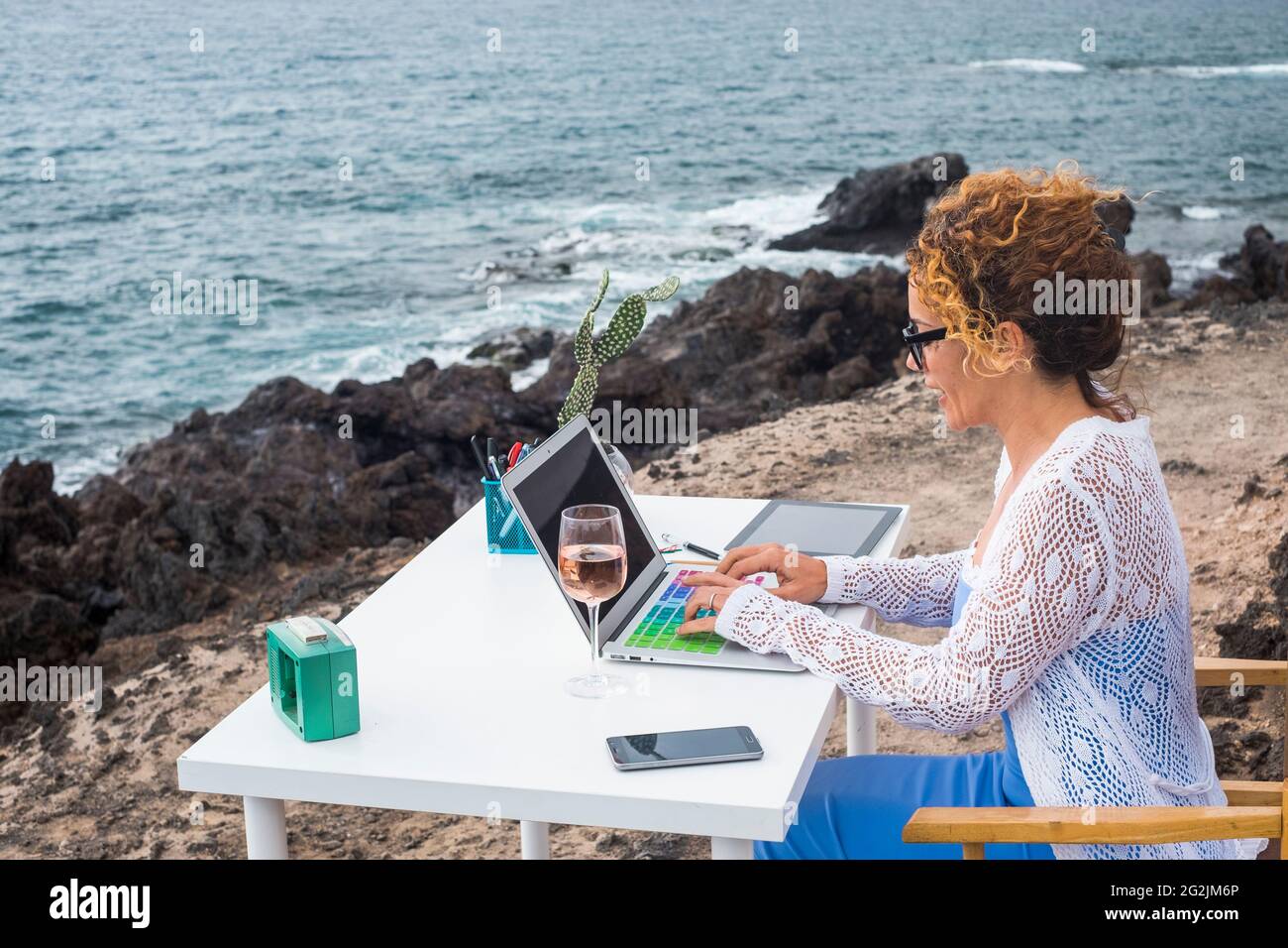Laptop on beach hi-res stock photography and images - Alamy