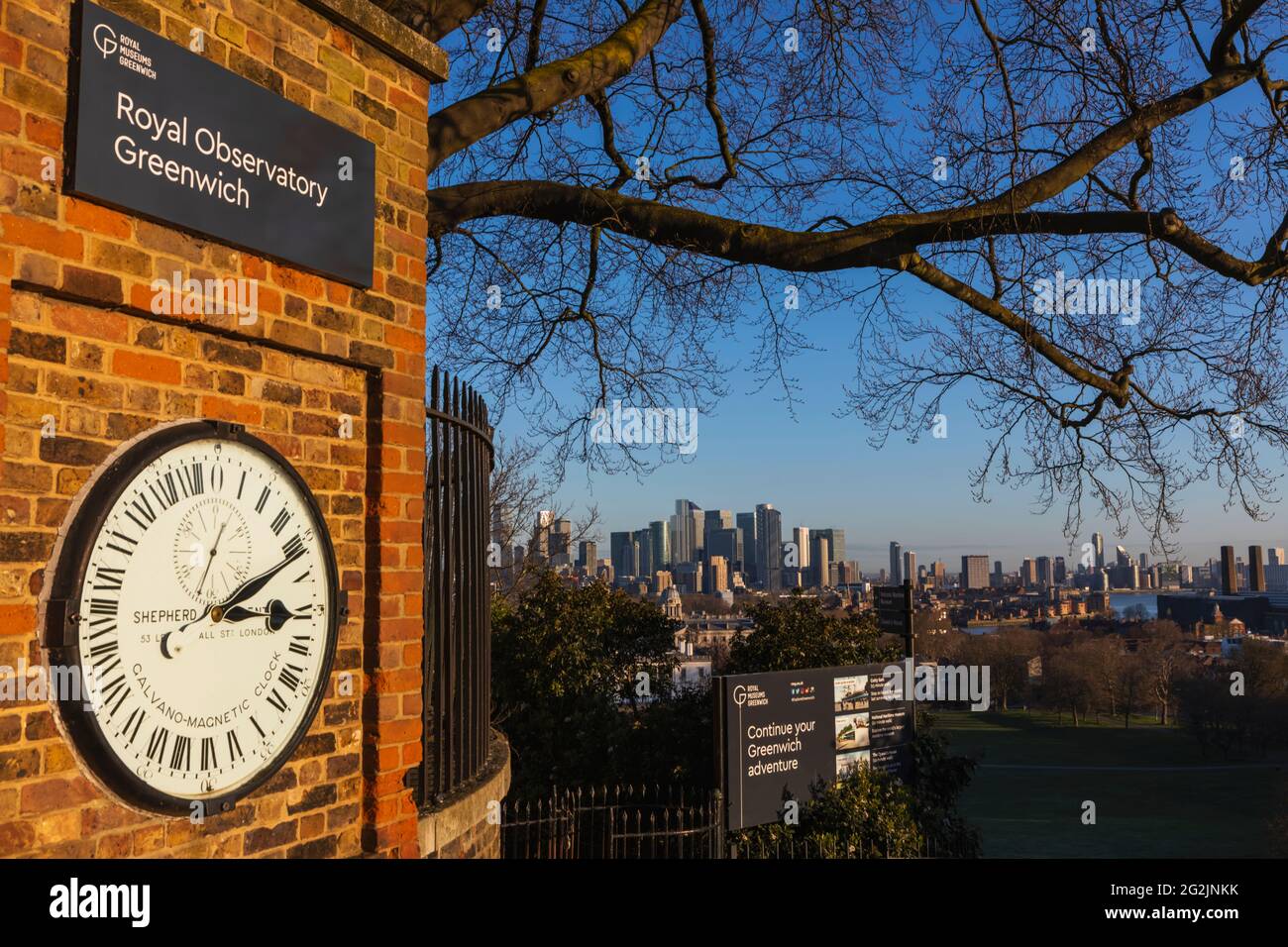 Royal park gate hi-res stock photography and images - Alamy