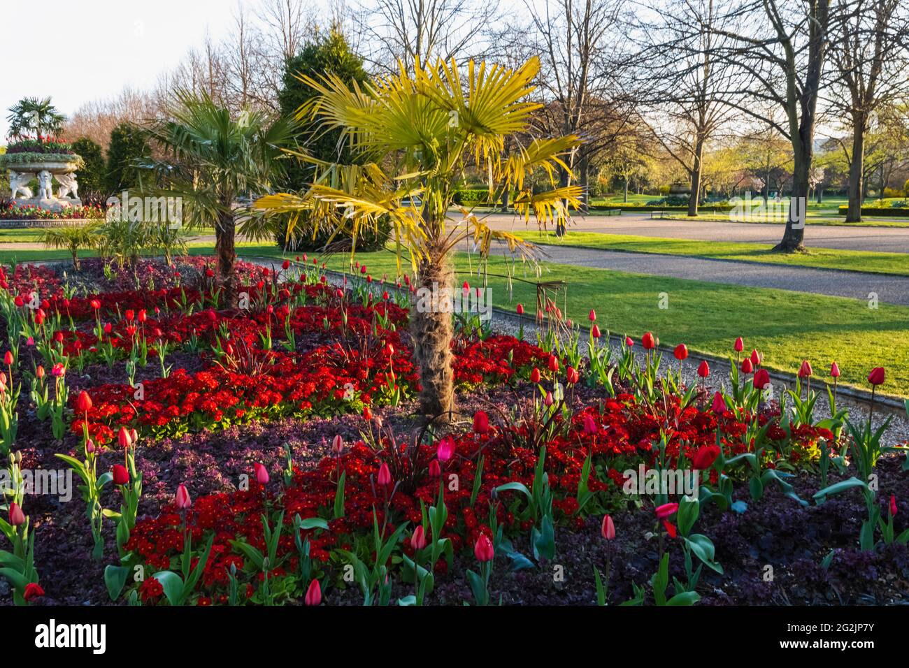 Avenue gardens regents park london hi-res stock photography and images ...