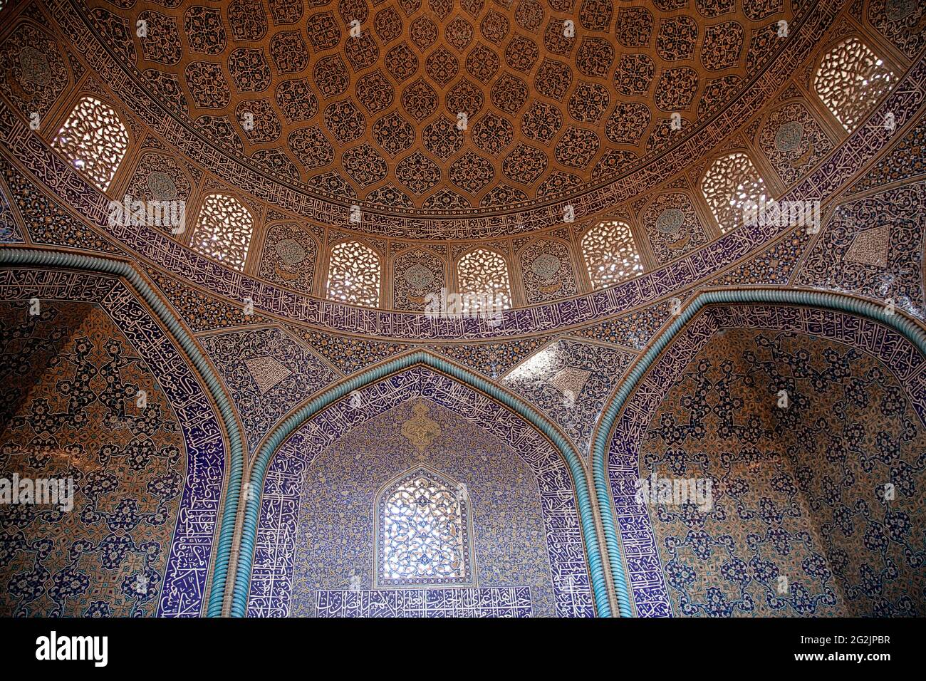 Interior ceiling of the Sheikh Lotfollah Mosque on Naghshe Jahan Square ...