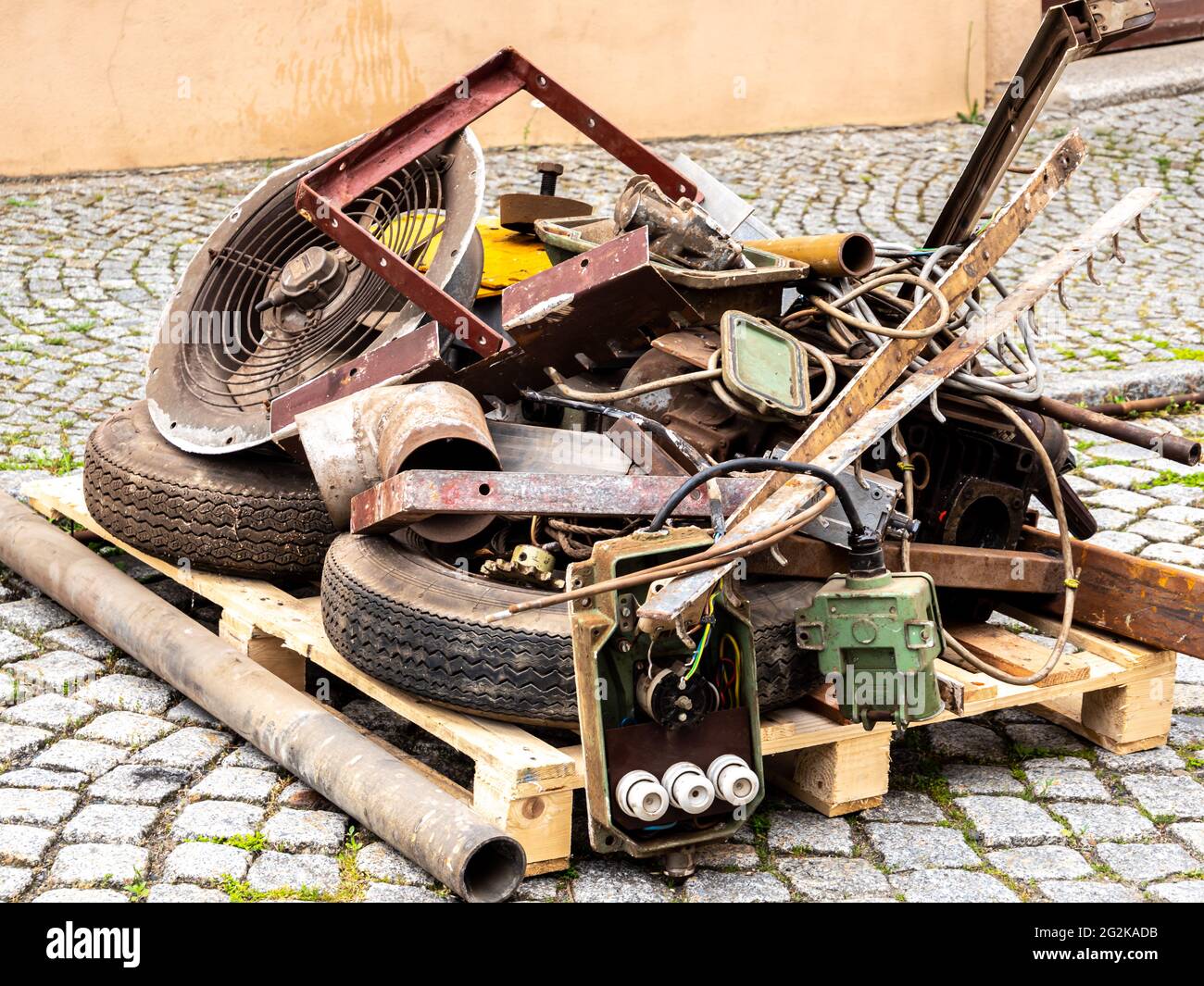Scrap metal collection hi-res stock photography and images - Alamy