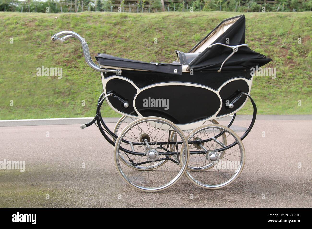 A Four Wheeled Traditional Vintage Baby Pram Stock Photo - Alamy
