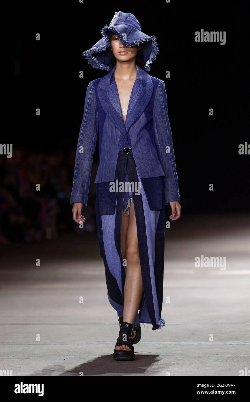 Australian fashion week 2021 hi-res stock photography and images - Alamy