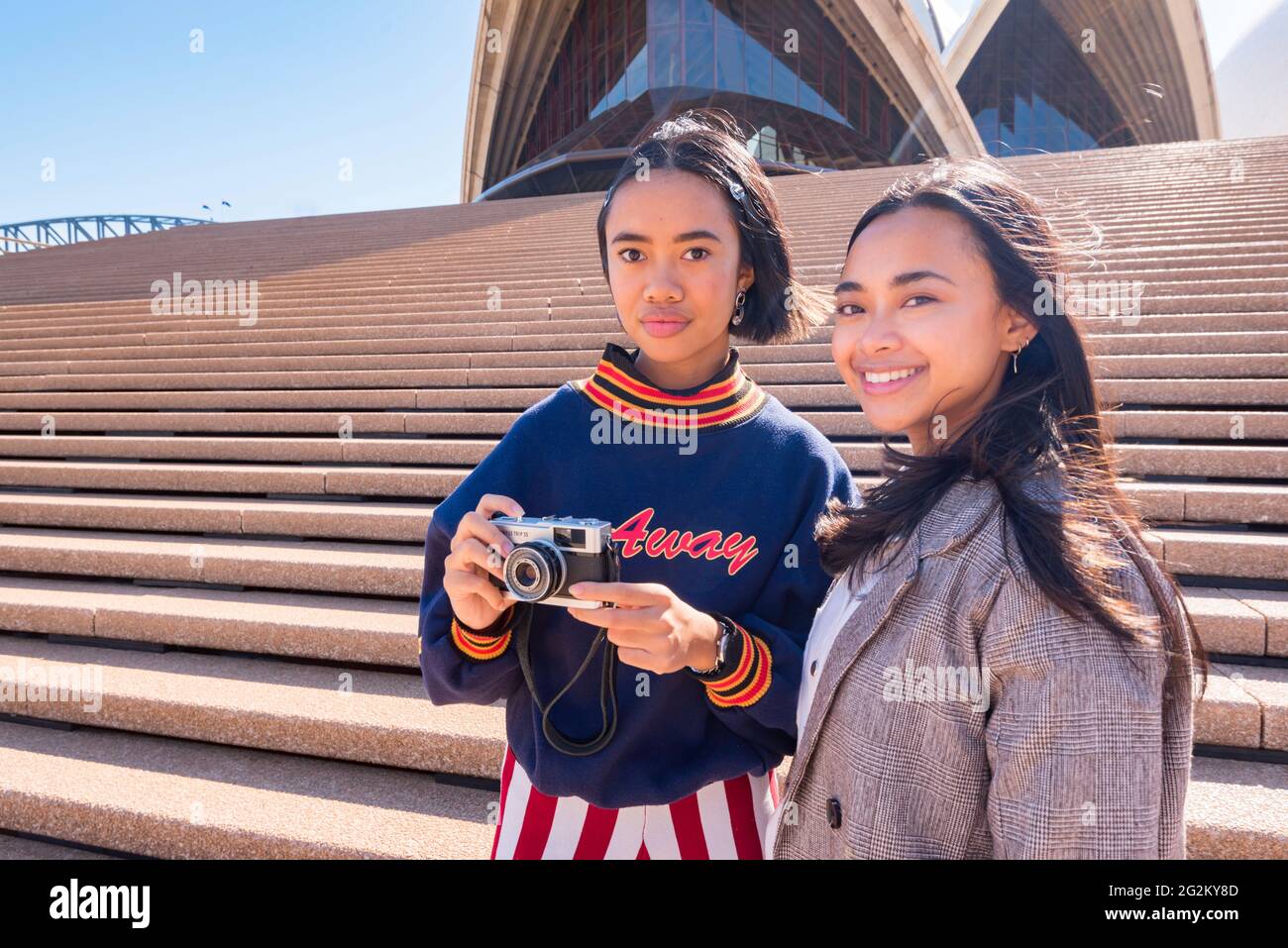 Isabelle and Iris Campbell holidaying in Sydney and taking photos at ...