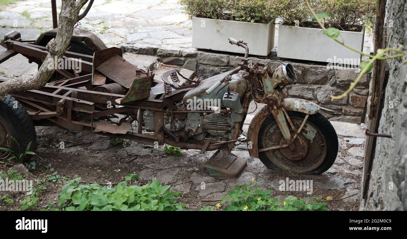 old bike - Rusty three-wheeled motorcycle Stock Photo - Alamy