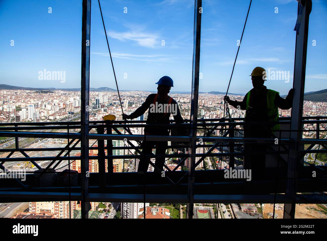 Safety harness and workers hi-res stock photography and images - Alamy