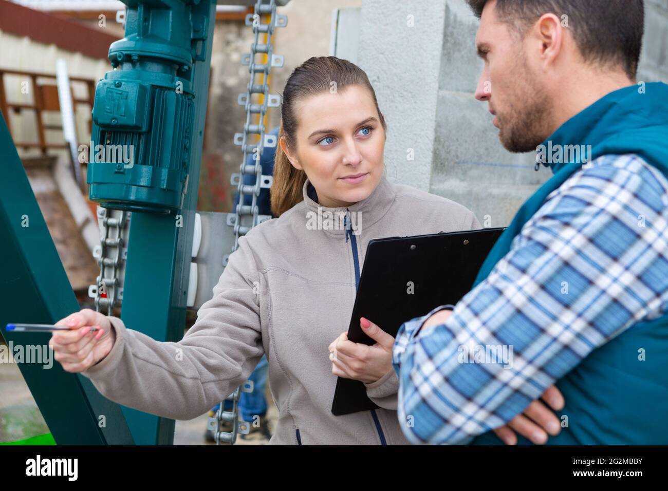 Male female asian engineers project hi-res stock photography and images - Alamy