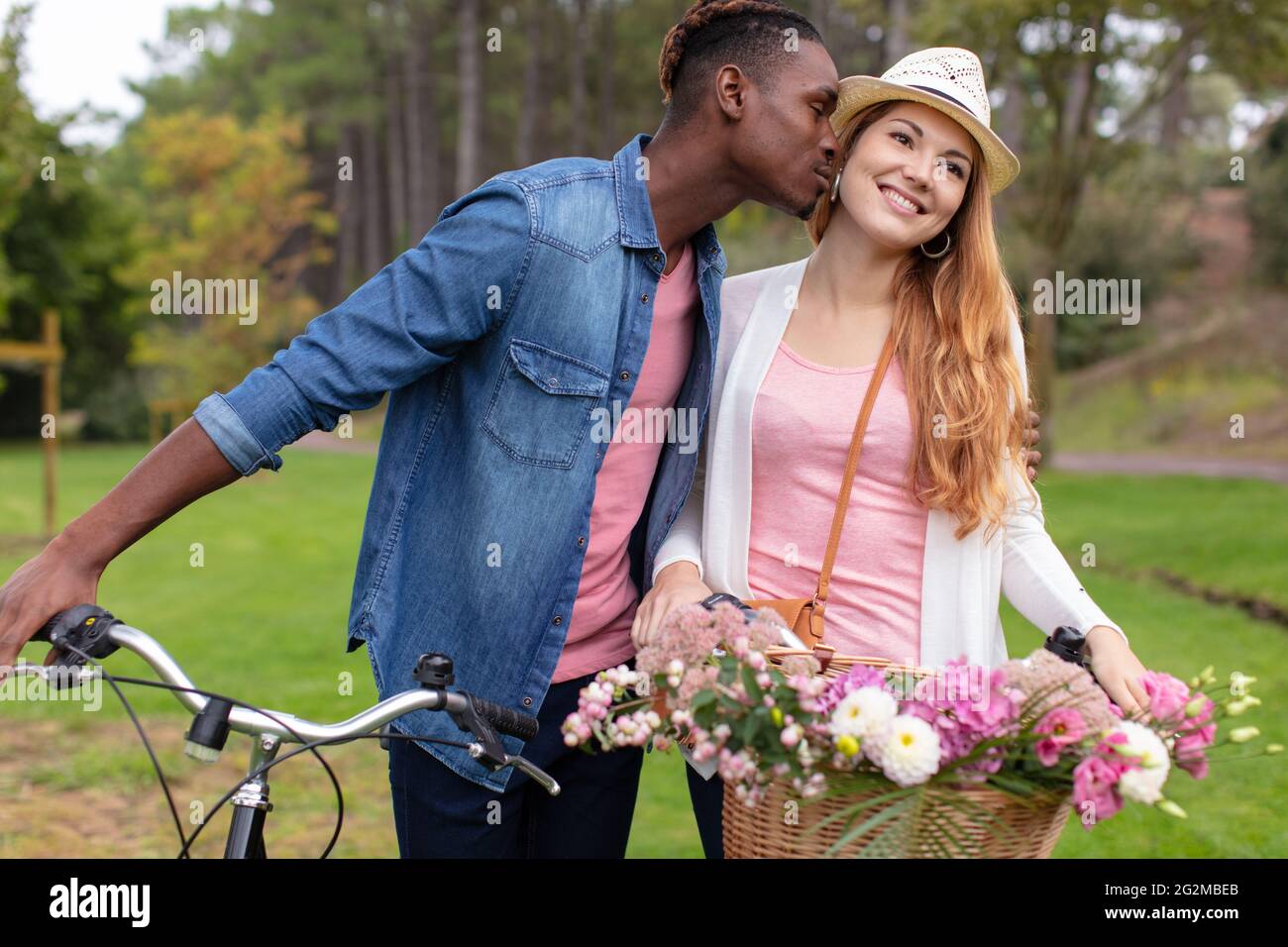 Kissing couple with bicycle hi-res stock photography and images - Alamy