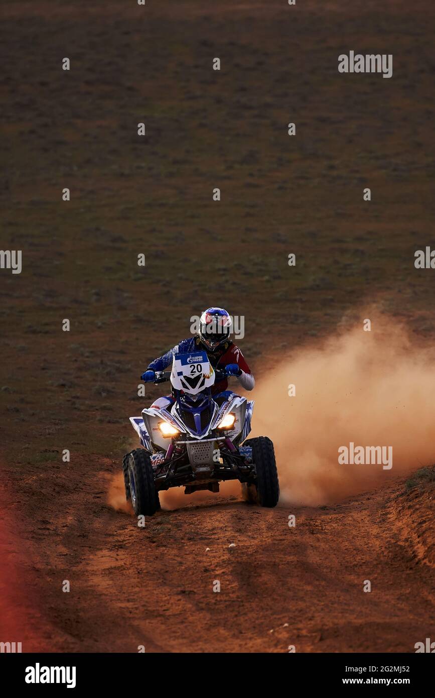 Quad Bike for Off Road Extreme Racing gets over the difficult part of ...