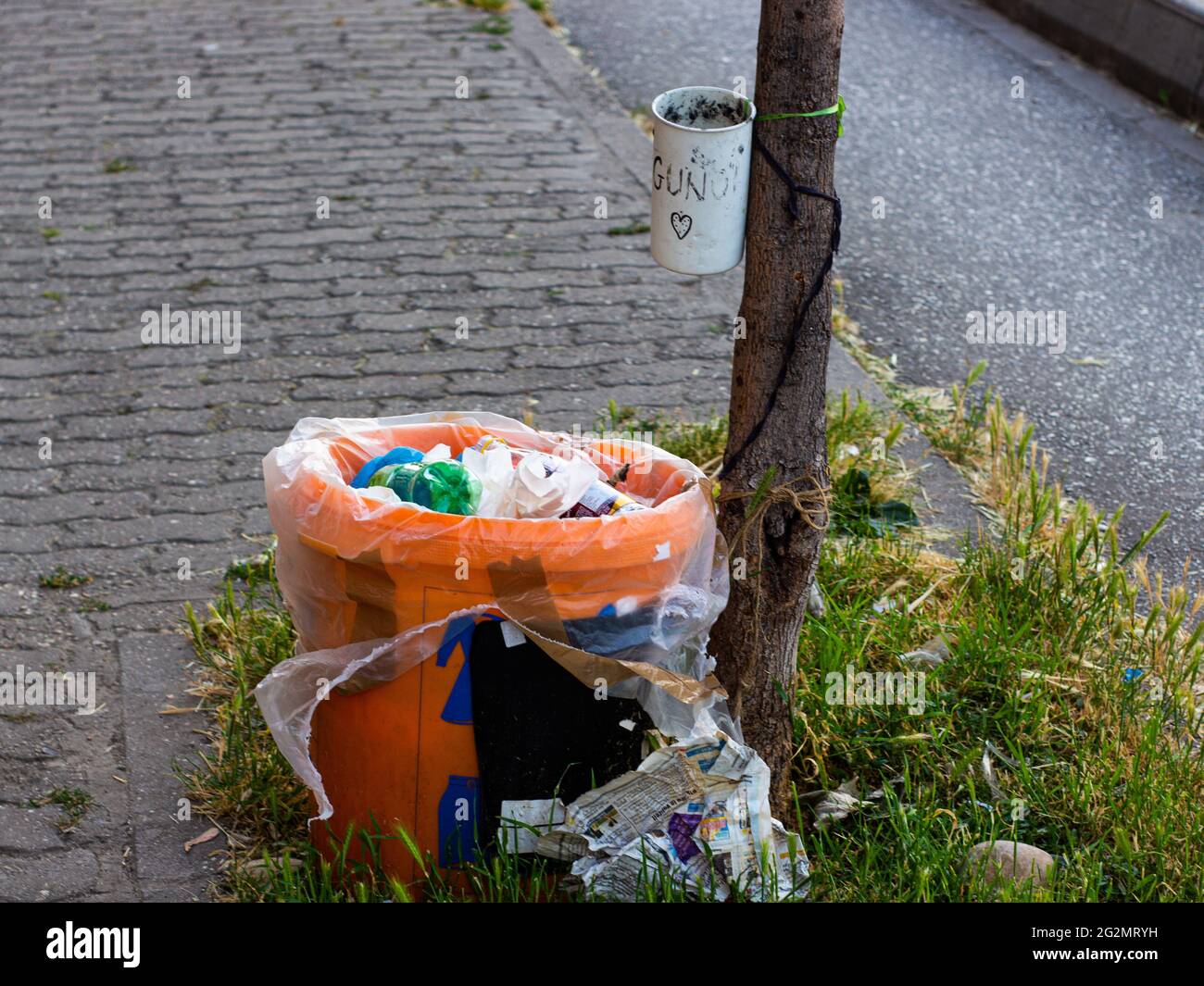Trash in the city Stock Photo - Alamy