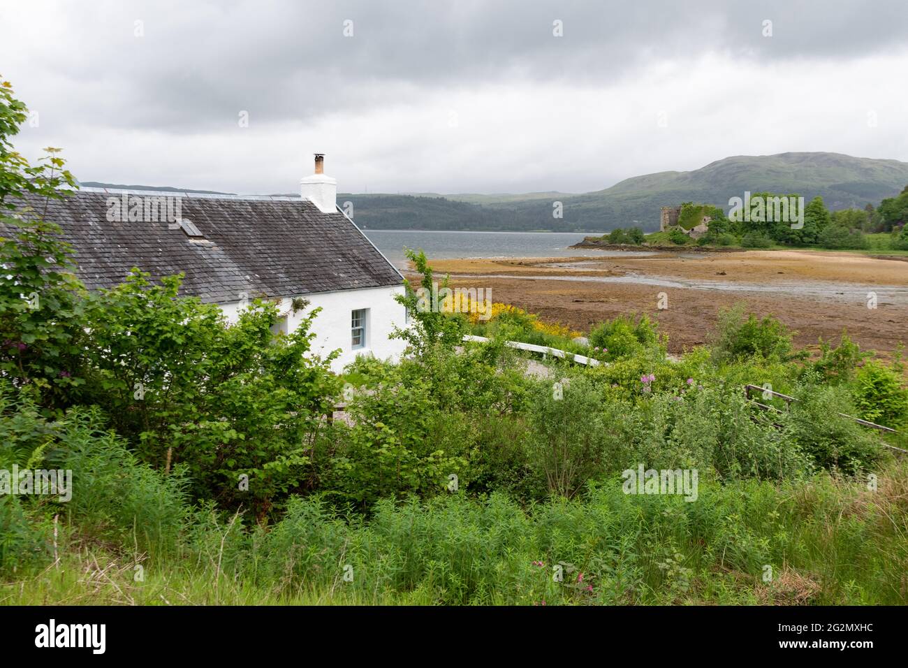The Inver Restaurant, overlooking Loch Fyne (low tide) and Old Castle ...