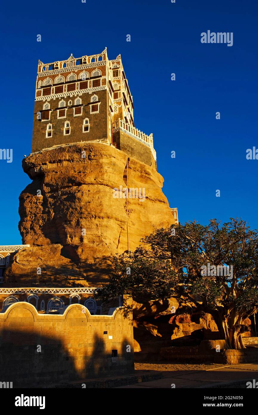 Yemen, Wadi Dhar, Rock palace (Dar Al Hajar Stock Photo - Alamy