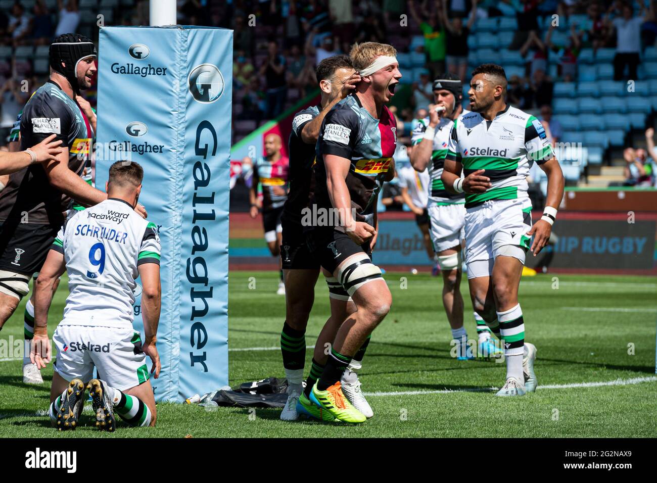 Team play newcastle united hi-res stock photography and images - Alamy